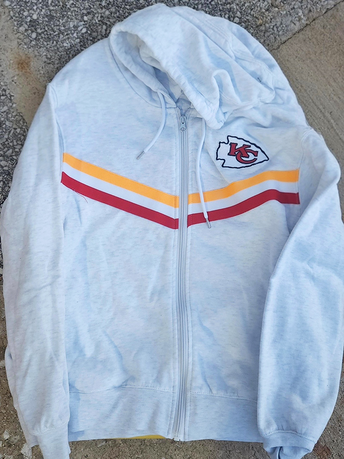 Chiefs fans rejoice&mdash;team spirit doesn't have to break the bank when someone else's closet cleaning becomes your game day upgrade.