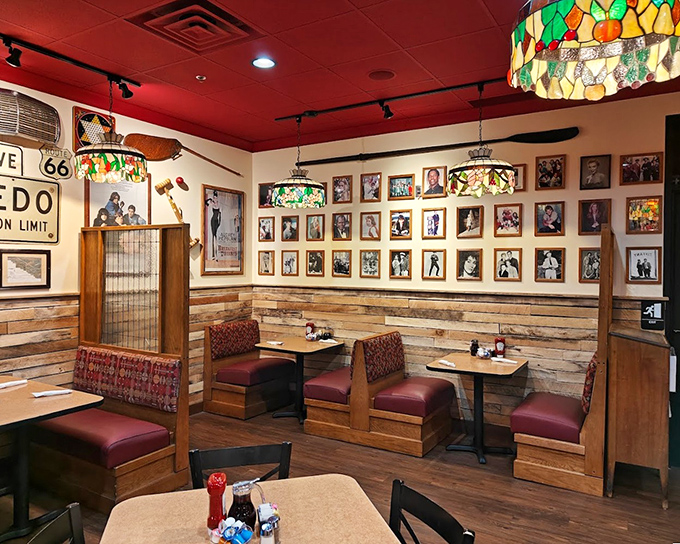 More vintage charm than a Norman Rockwell painting &ndash; those Tiffany-style lamps cast the perfect glow for morning conversations.