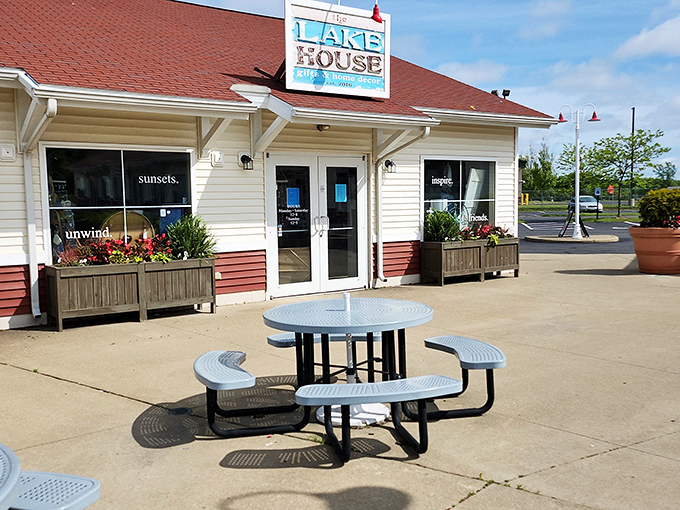 The Lake House offers outdoor seating where shopping breaks become mini-vacations with views that no food court provides.