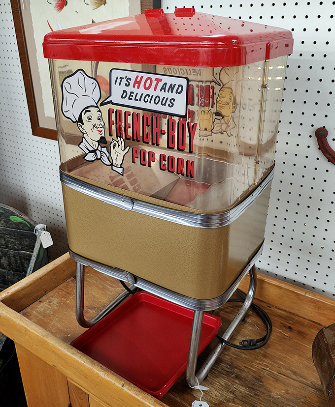 "It's HOT and DELICIOUS" promises this vintage popcorn machine. The French Boy still waits to deliver on that decades-old guarantee.