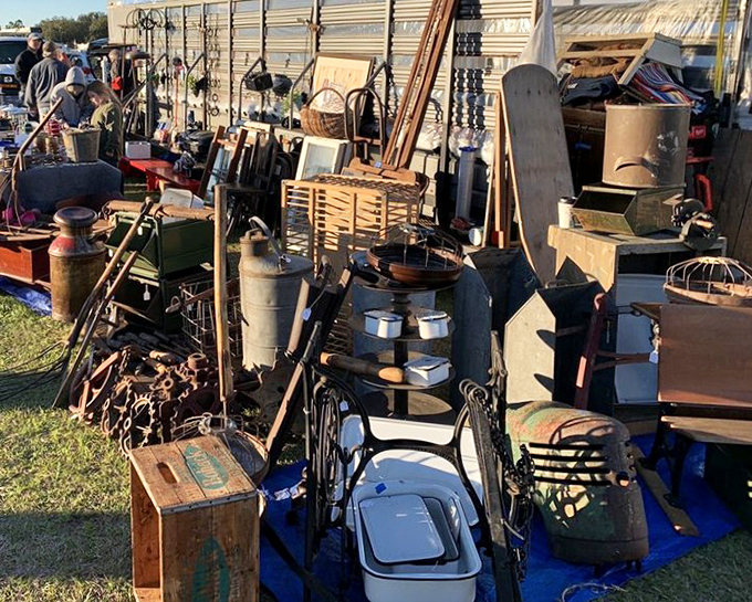 Rustic Americana on display. From milk cans to washboards, these artifacts of bygone farm life now star in modern farmhouse d&eacute;cor schemes