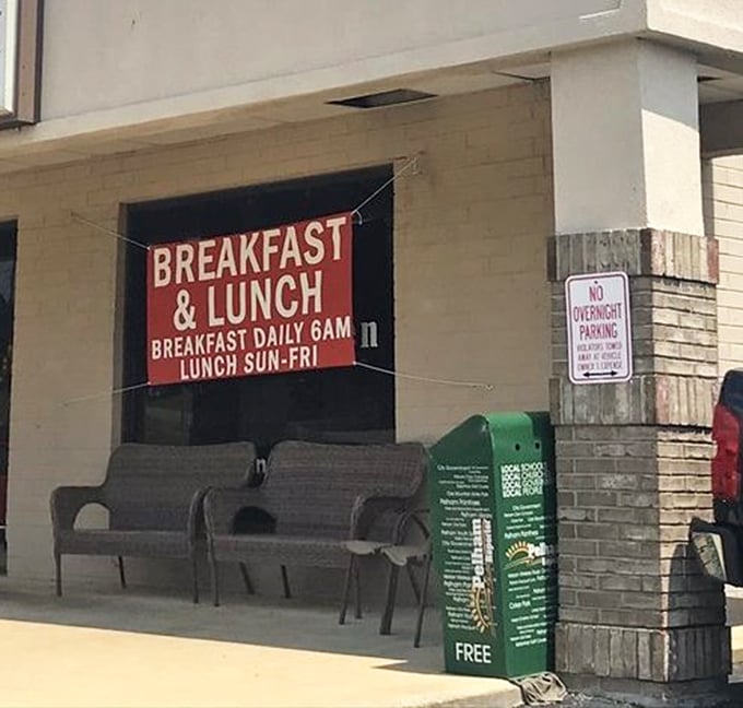 The "Breakfast & Lunch" banner makes a straightforward promise that Pelham Diner keeps with delicious consistency. No false advertising here.