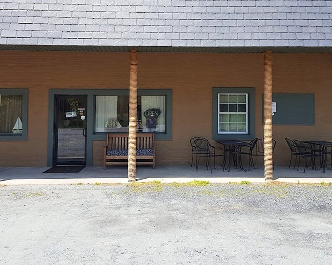 This Shady Side gem balances beachy vibes with serious comfort food &ndash; the kind of place where flip-flops meet fantastic flapjacks.