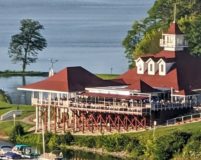 The sweeping views from Rick's Caf&eacute; Boatyard could convince you that Indianapolis has suddenly developed a coastline.