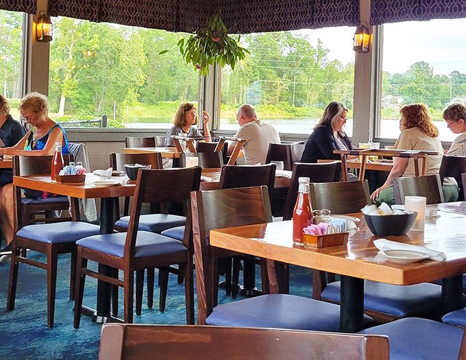 Windows frame the lush South Carolina landscape while diners focus on the more immediate landscape of deliciousness on their plates.