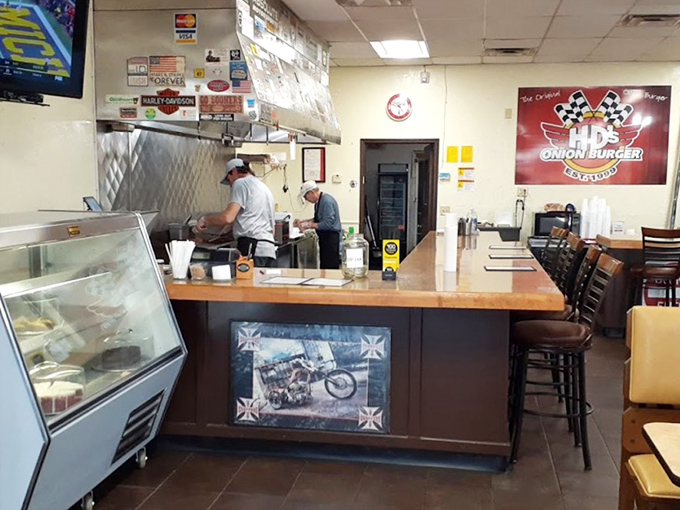 The counter setup whispers "efficiency" while the open kitchen shouts "nothing to hide" &ndash; transparency never tasted so good.