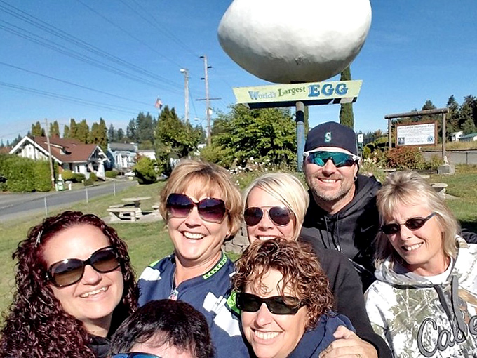 Nothing brings people together like an enormous egg! Visitors capture the perfect selfie with Winlock's famous landmark, creating memories that are anything but ordinary.