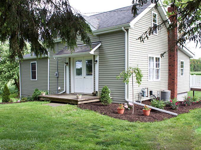 The Little House on the Farm sits modestly in its landscaped setting, representing the kind of simple country living that city dwellers fantasize about while stuck in traffic on Tuesday mornings.