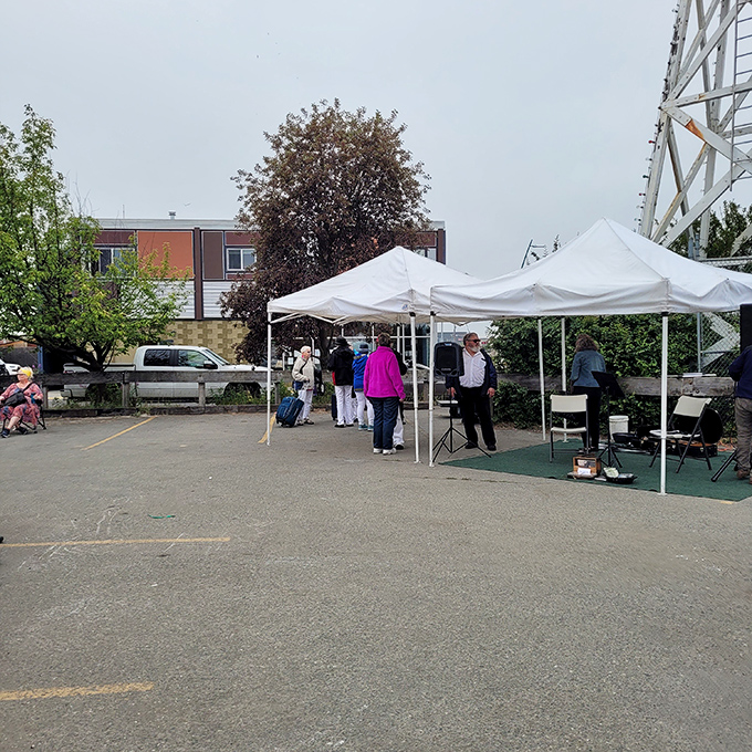 Live music adds the perfect soundtrack to market day. Because shopping local should always come with entertainment.