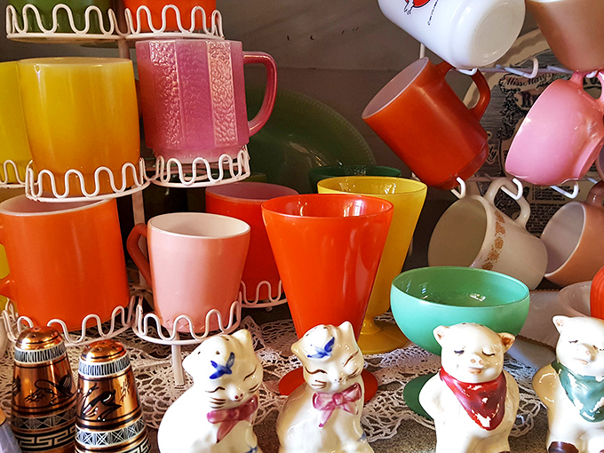 Cheerful vintage mugs and kitsch ceramic figurines – the kind that make morning coffee feel like a visit with old friends.