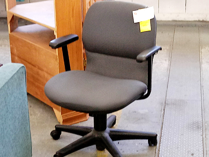 This office chair has seen things. Now it waits patiently for its next career move, perhaps to your home office.