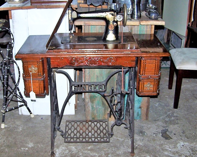 A Singer sewing machine that witnessed the creation of wedding dresses, baby clothes, and perhaps a few questionable 70s fashion choices.