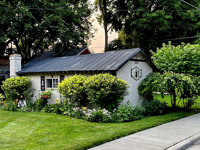 This charming cottage, surrounded by a garden that would make Martha Stewart swoon, proves that wedding dreams come in all sizes.