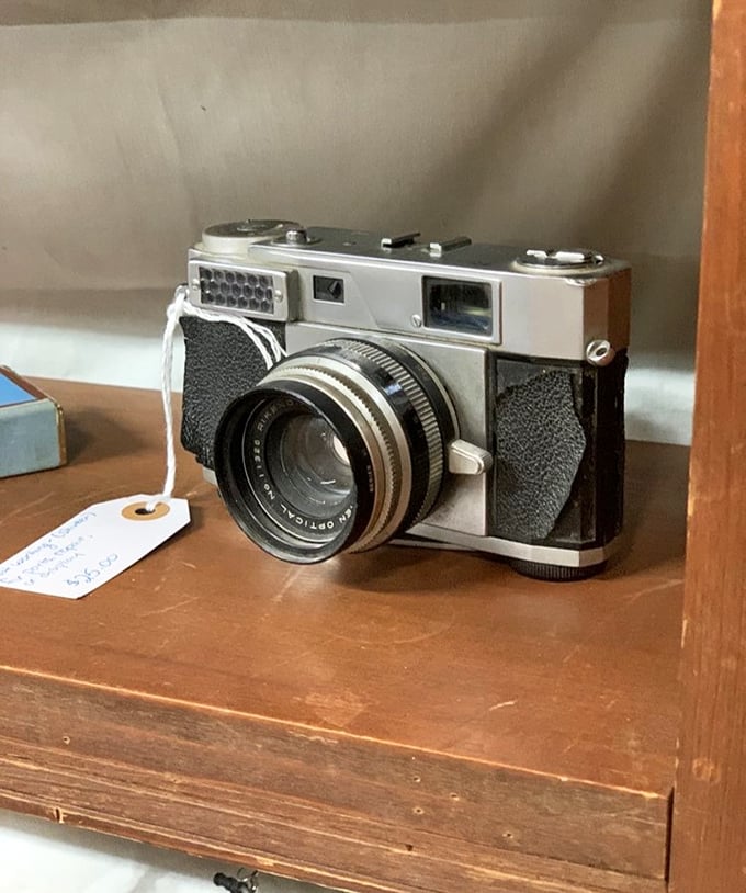 Not just a camera, but a time machine! This vintage beauty captured family memories long before smartphones turned everyone into a photographer.