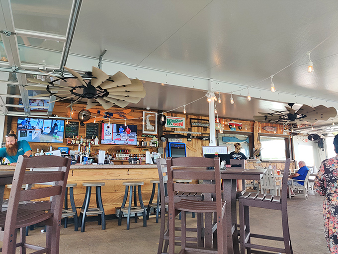 The bar area beckons with promises of cold drinks and hot seafood &ndash; a combination that never goes out of style.