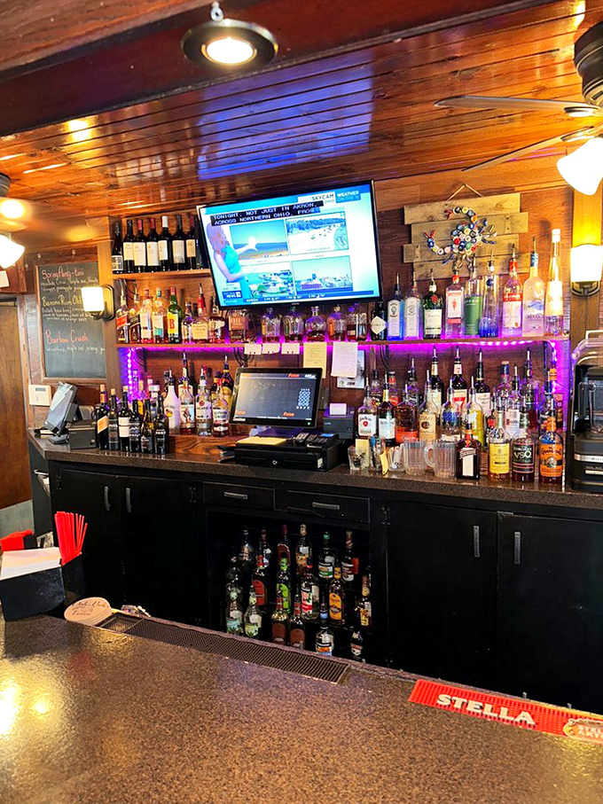 The bar at Oak Park Tavern isn't trying to reinvent mixology&mdash;it's perfecting the classics that pair perfectly with that perch you're about to devour.