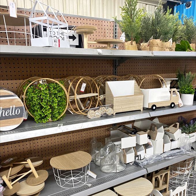 Home d&eacute;cor that spans from minimalist chic to tropical charm. That "hello" sign and artificial greenery? They're practically begging to brighten your lanai.