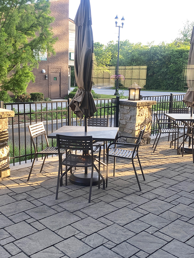 Outdoor seating where you can pretend you're dining al fresco in the Garden District.