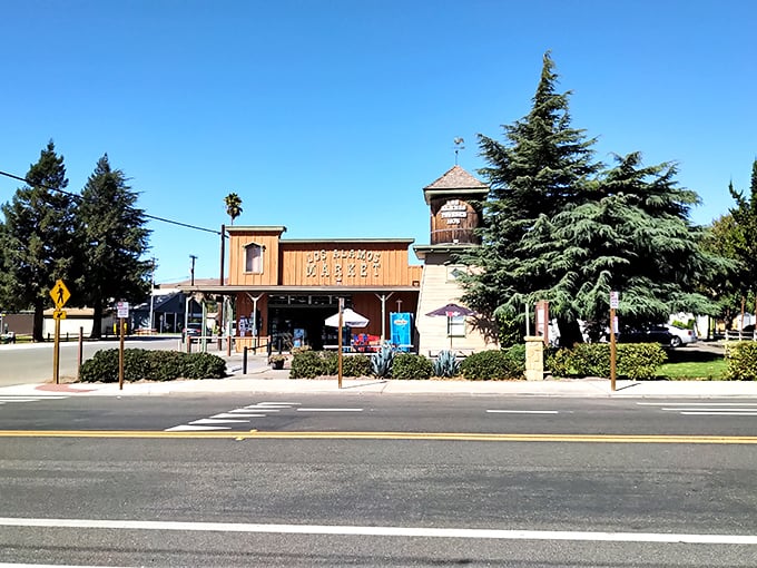 Los Alamos packs Wild West character into a single street, where a rustic market stands as a reminder of the town&rsquo;s evolving history.