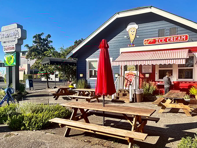 Mandy's cheerful blue exterior and ice cream counter promise a double dose of comfort &ndash; hot plates and cold treats.