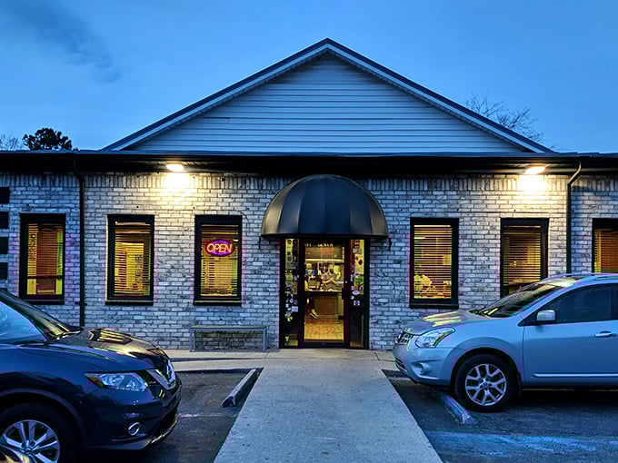 When a diner glows this invitingly at dusk, you know breakfast magic happens here.