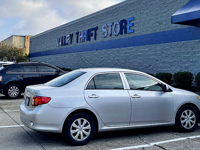 The blue and gray color scheme gives off serious "we mean business about great deals" vibes.