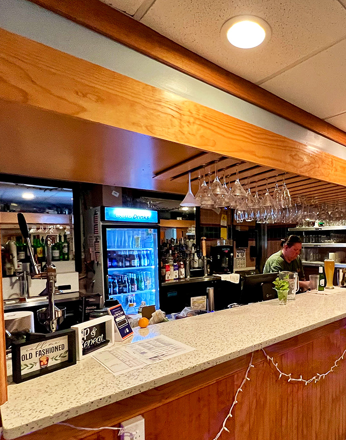 The bar area stands ready to quench thirsts worked up from all that seafood dipping and butter dripping.