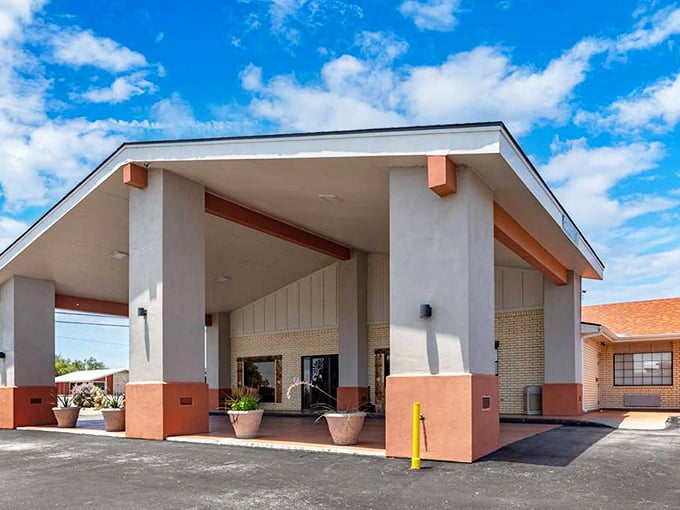 The Best Western's porte-coch&egrave;re welcomes road-weary travelers with a bit of Texas-sized shelter from sun and storm alike.