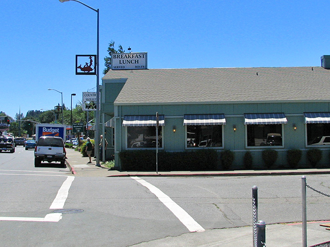 The Country Skillet serves up breakfast and lunch in a building that hasn't changed its look since the Reagan administration &ndash; and that's precisely its charm.