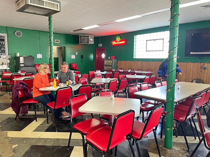 Simple tables, red chairs, and green pillars create the perfect canvas for lunchtime conversations and burger appreciation.
