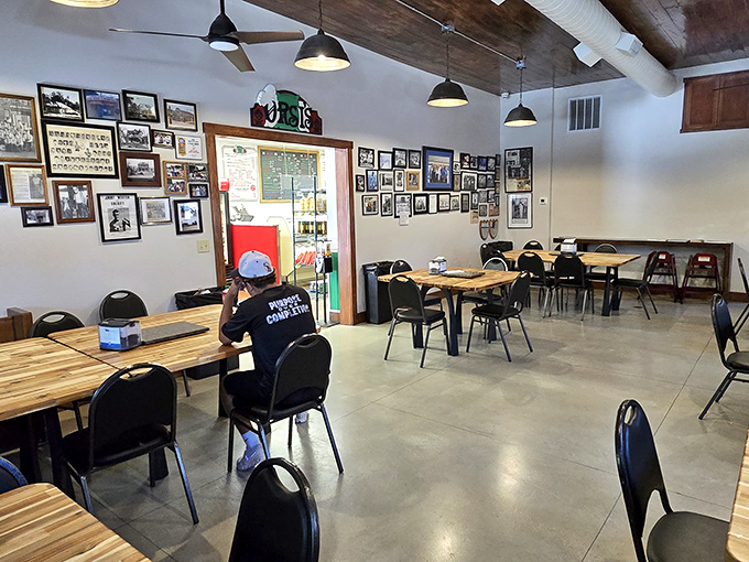Simplicity reigns supreme. The no-frills dining room lets the food be the star, while wooden tables and ceiling beams add just enough warmth.