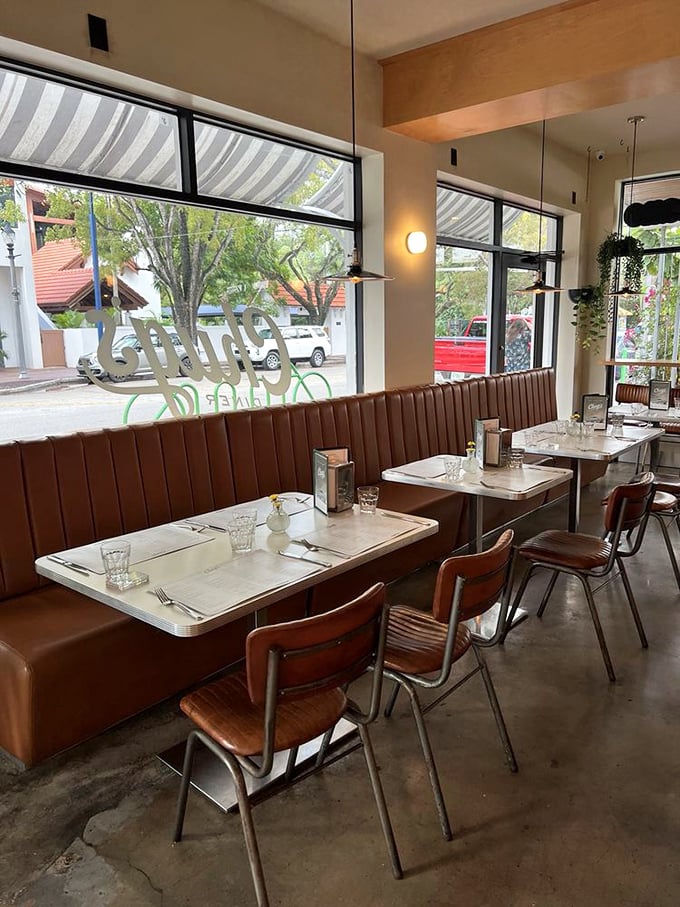 Dining room design that strikes the perfect balance. Leather banquettes meet schoolhouse chairs in a space that feels both fresh and familiar.