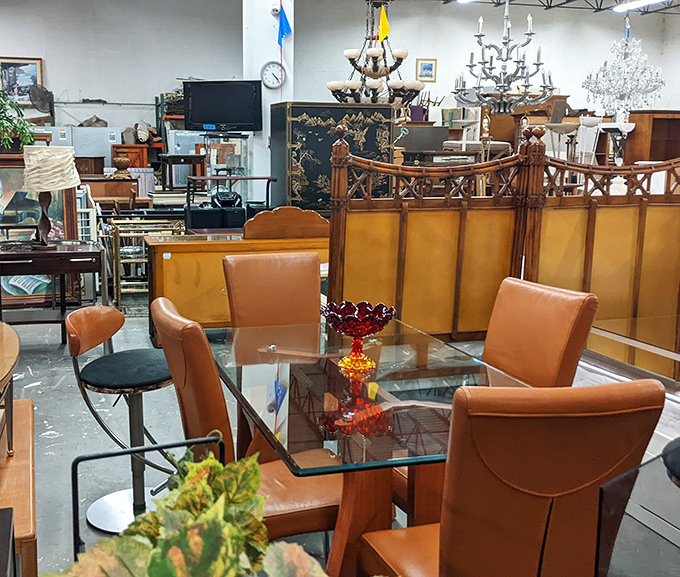 Mid-century meets modern in this glass-topped dining set that's seen some conversations and is ready for yours. Dinner party, anyone?