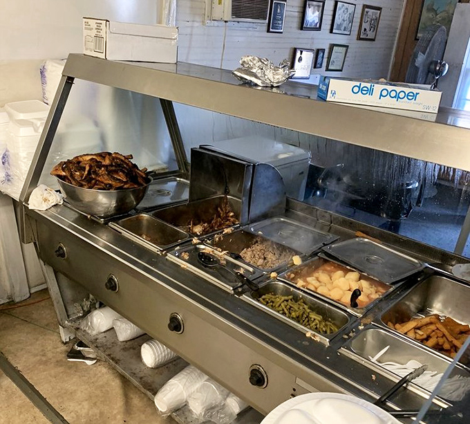 The serving line reveals the treasures within. Like a barbecue jewelry case, each compartment holds something more precious than gold.