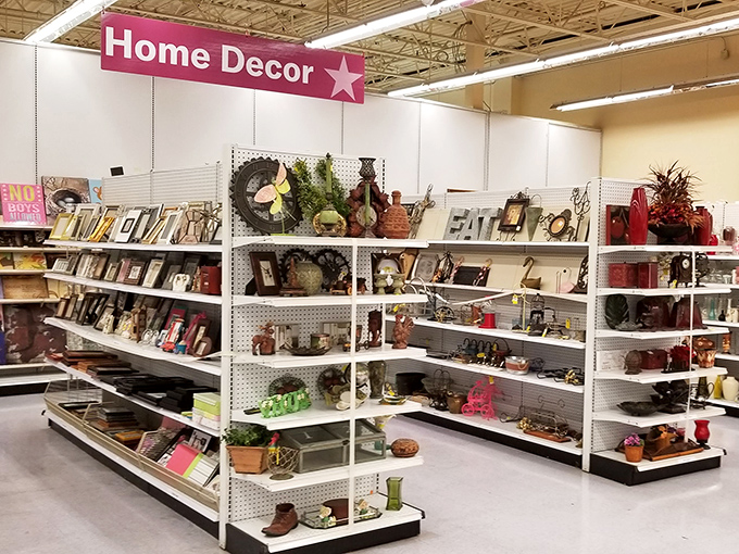 Home d&eacute;cor that spans decades and design philosophies &ndash; from farmhouse chic to "what were they thinking?" all under one roof.