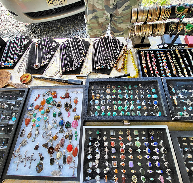 Jewelry hunters, prepare to lose track of time! These displays of rings, necklaces and gemstones are where twenty-dollar bills disappear happily.