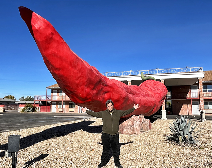 Look, I'm holding up this massive pepper! – the obligatory forced-perspective photo that no visitor can resist attempting at least once.