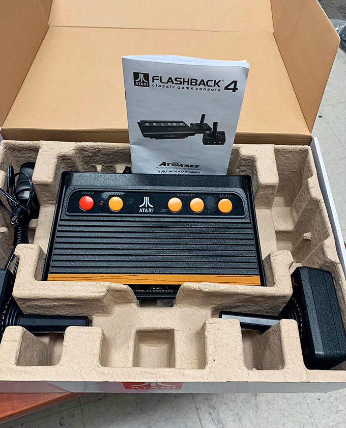 Gaming nostalgia in pristine condition! This Atari Flashback 4 promises to transport players back to the golden age of pixelated joy.