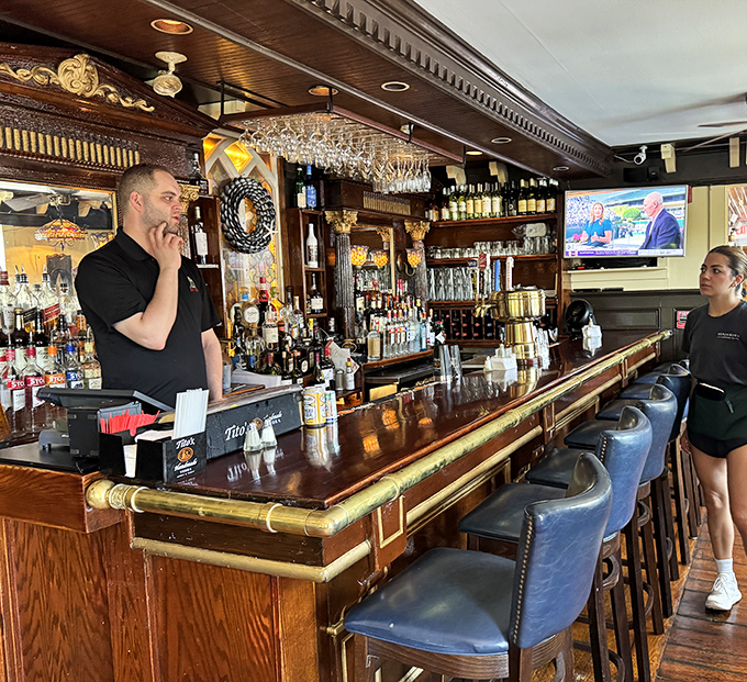 Behind every great seafood restaurant is a staff that knows the difference between fresh-caught and just-thawed.