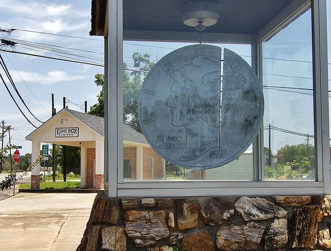 Two landmarks in one shot! The giant dime peers through its glass case at the Dime Box Post Office, a perfect visual pun come to life.