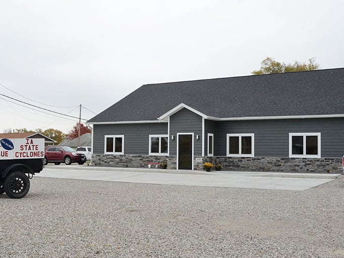 Even the modern buildings in Albia maintain a certain unpretentious charm, like that friend who's reliable, straightforward, and always genuinely glad to see you.