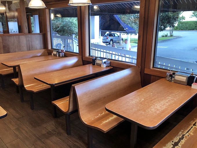 Booths designed for comfort and conversation – where "let's grab a quick bite" turns into two hours of solving the world's problems.