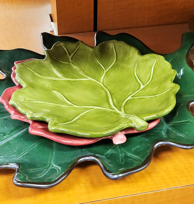 This ceramic leaf platter isn't just kitchenware; it's autumn captured in clay, waiting for your Thanksgiving table.