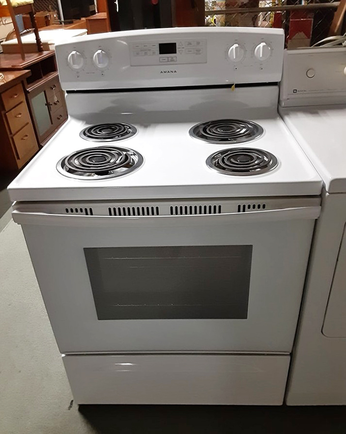 An Amana range that's seen more home-cooked meals than a holiday special. Clean, functional, and ready for its second act.