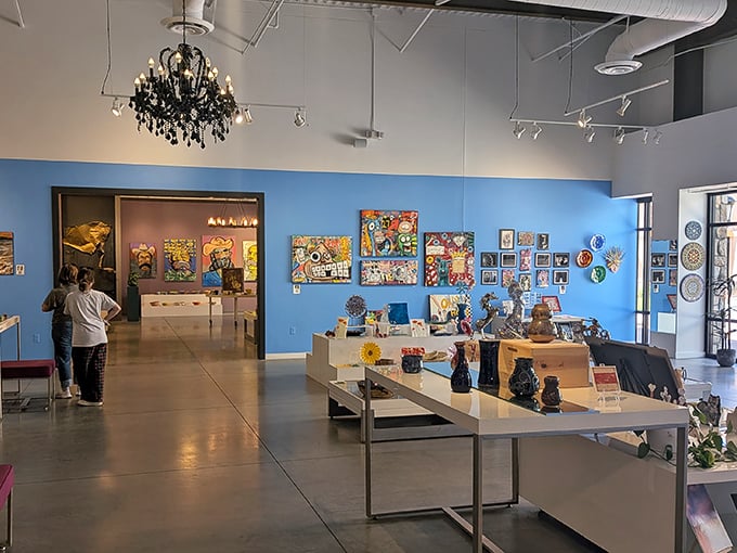 A splash of color and creativity between shopping sprees. This art gallery proves culture and commerce can peacefully coexist.