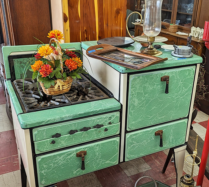 A mint-green vintage stove that makes modern appliances look soulless by comparison&mdash;just imagine the pies it once baked!