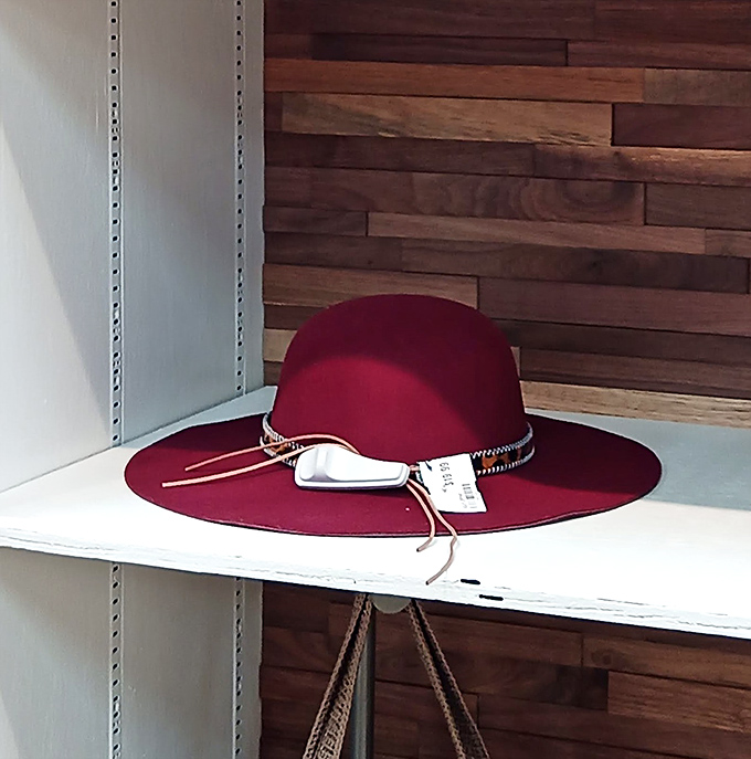 A burgundy hat that screams "main character energy" without saying a word. The perfect accessory for your imaginary weekend in wine country.