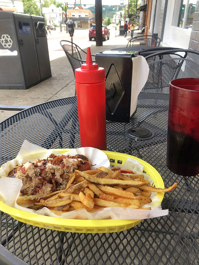 Al fresco dining, O'Betty's style. Nothing beats enjoying your perfectly crafted dog while watching Athens life unfold from these sidewalk seats.
