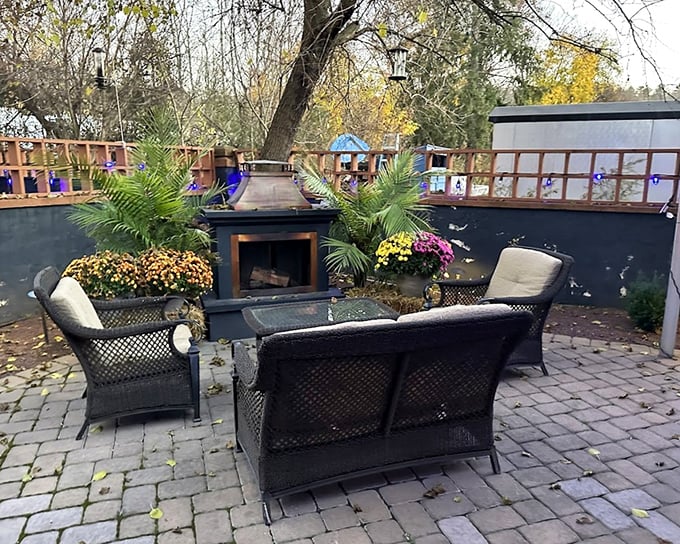 The outdoor lounge area with fireplace proves that good barbecue is best enjoyed in the company of friends and fresh air.