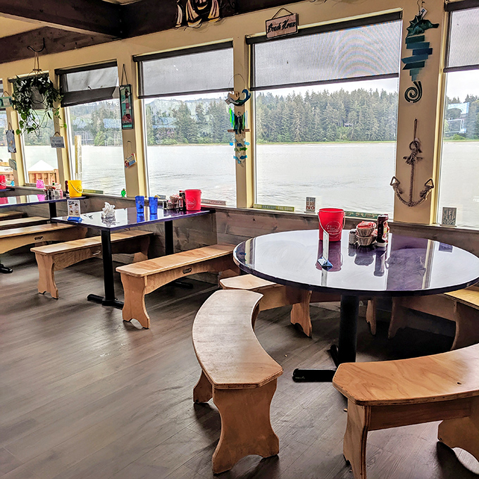 Window seats at Mo's aren't just tables&mdash;they're front-row tickets to nature's best show on the Siuslaw River.